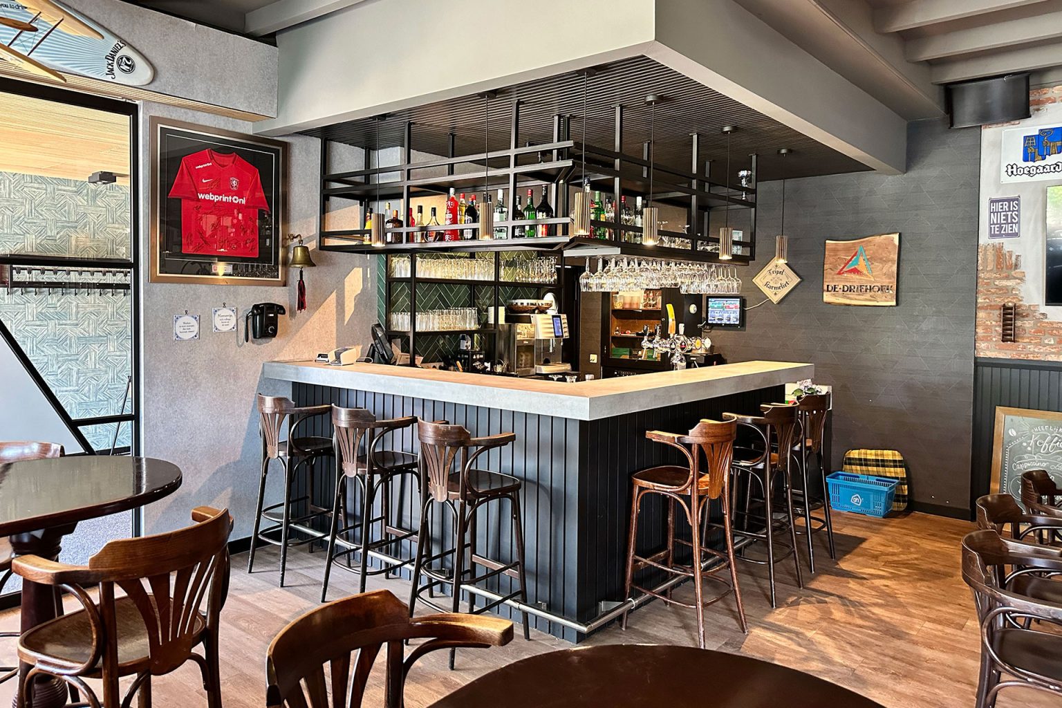 DE DRIEHOEK – Restaurant • Café